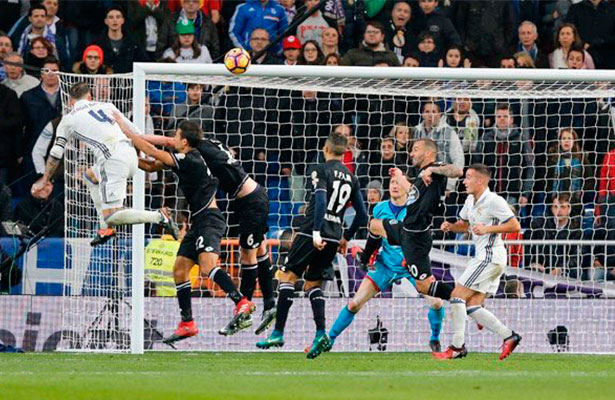 El remate de cabeza de Ramos ya es una “bendición” en el Madrid | ESTO ...