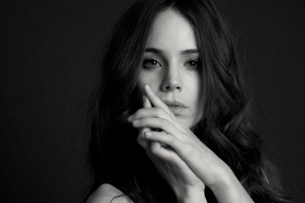 Camila Sodi sorprende con sexy foto en topless | ESTO en línea